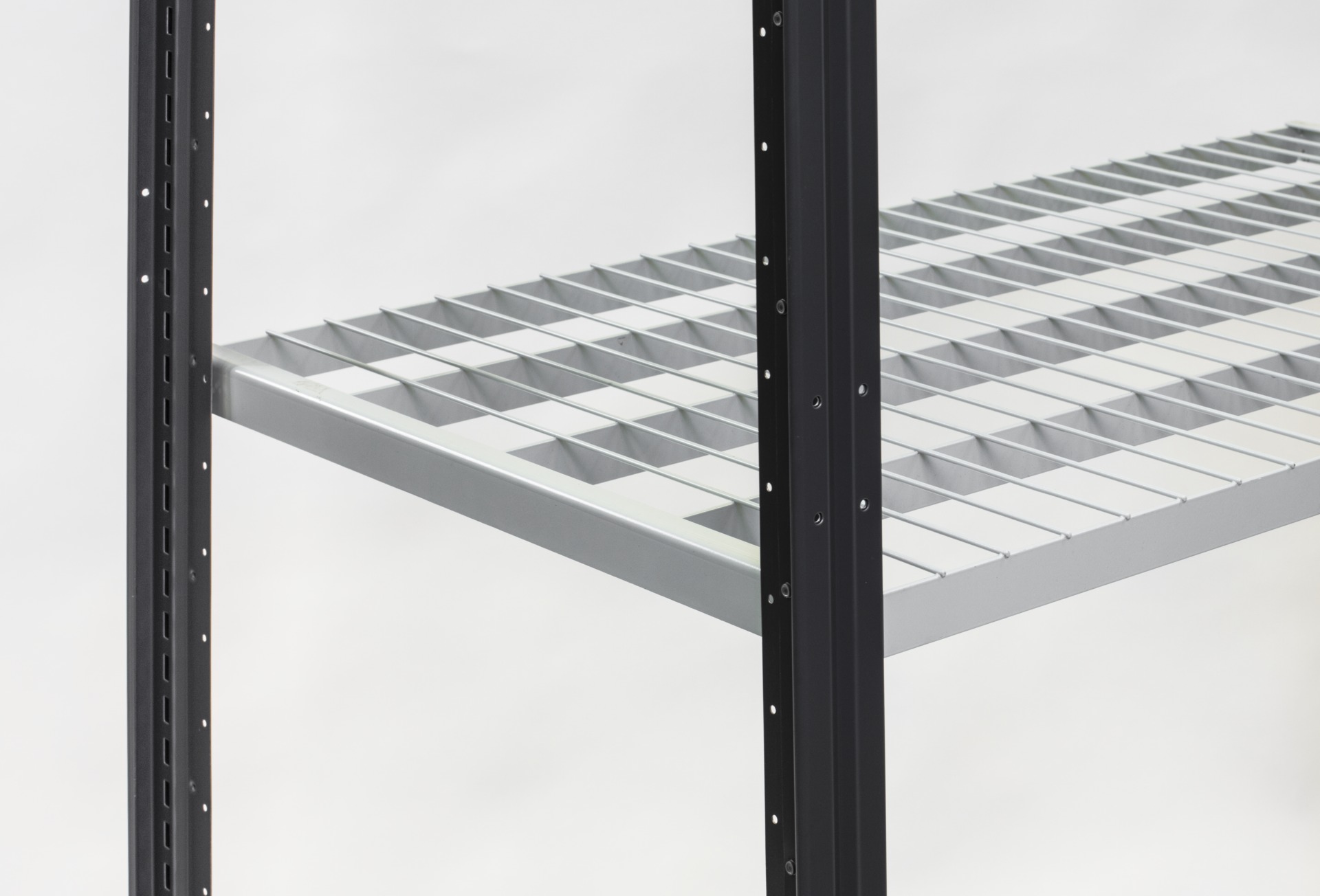 Pientavarahyllyt ja varastohyllyt jokaiseen tarpeeseen | EAB